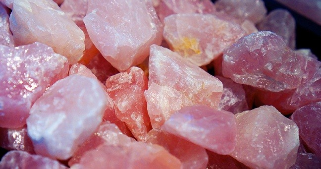 Quarzo rosa: proprietà e significato della pietra - GreenStyle