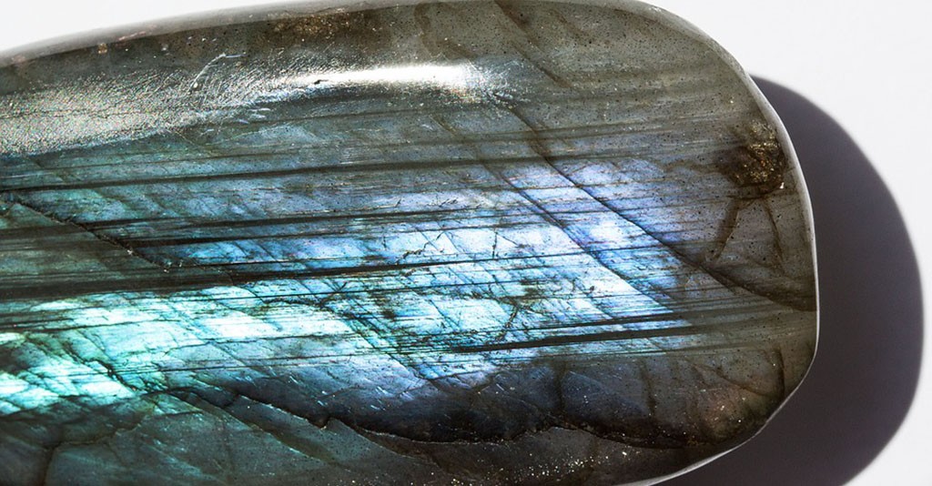 Labradorite: proprietà, utilizzi, benefici - GreenStyle