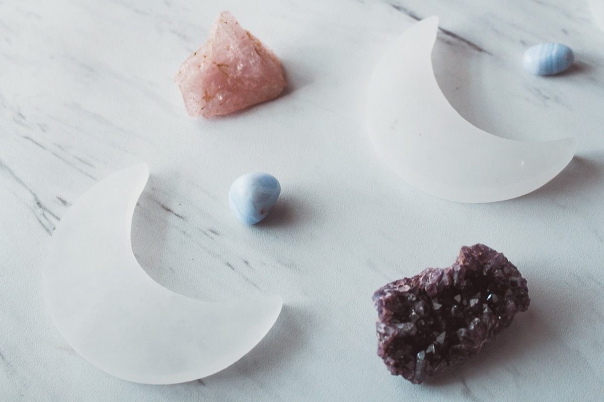 Le 5 proprietà della Selenite e a cosa serve - GreenStyle