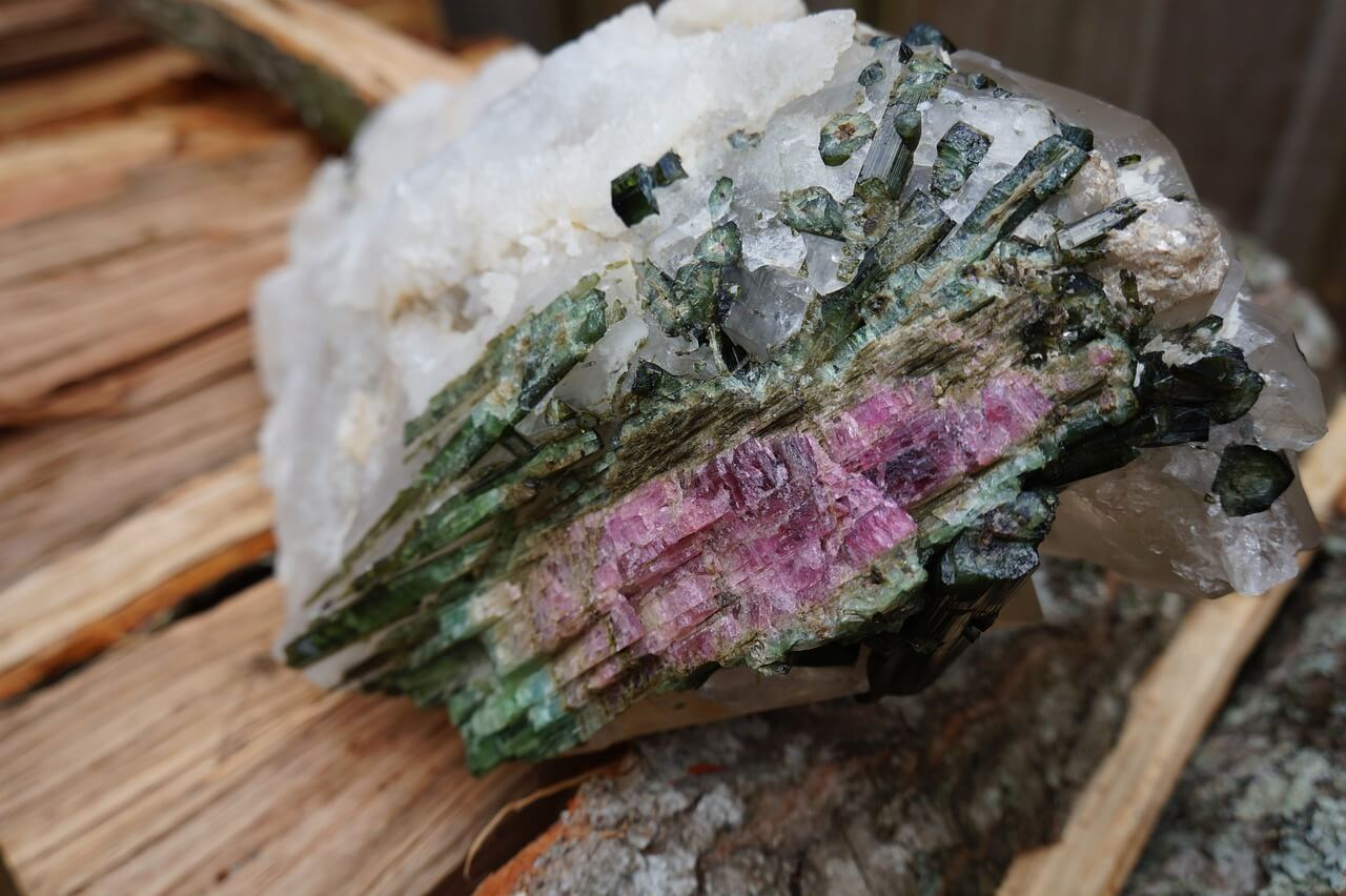 Tormalina: 12 proprietà della pietra e colori - GreenStyle
