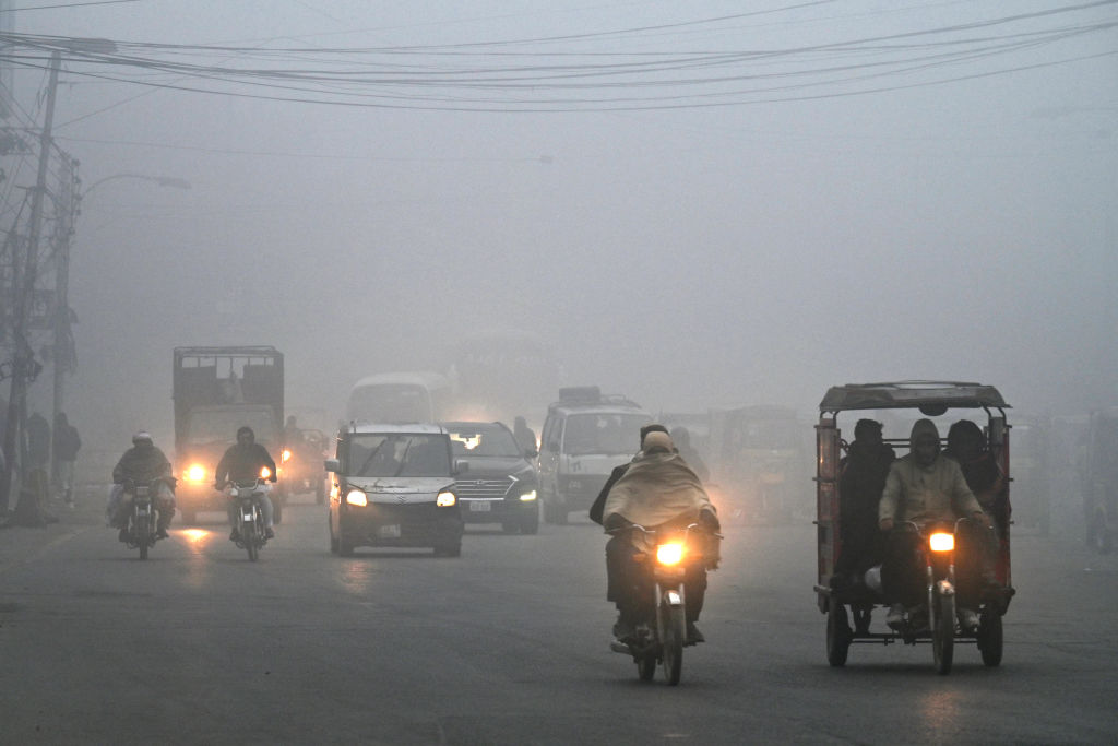 Pioggia artificiale contro lo smog: l'esperimento del Pakistan nella ...