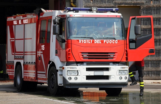 Incendio a Milano, Vigili del Fuoco salvano un cane - Petsblog
