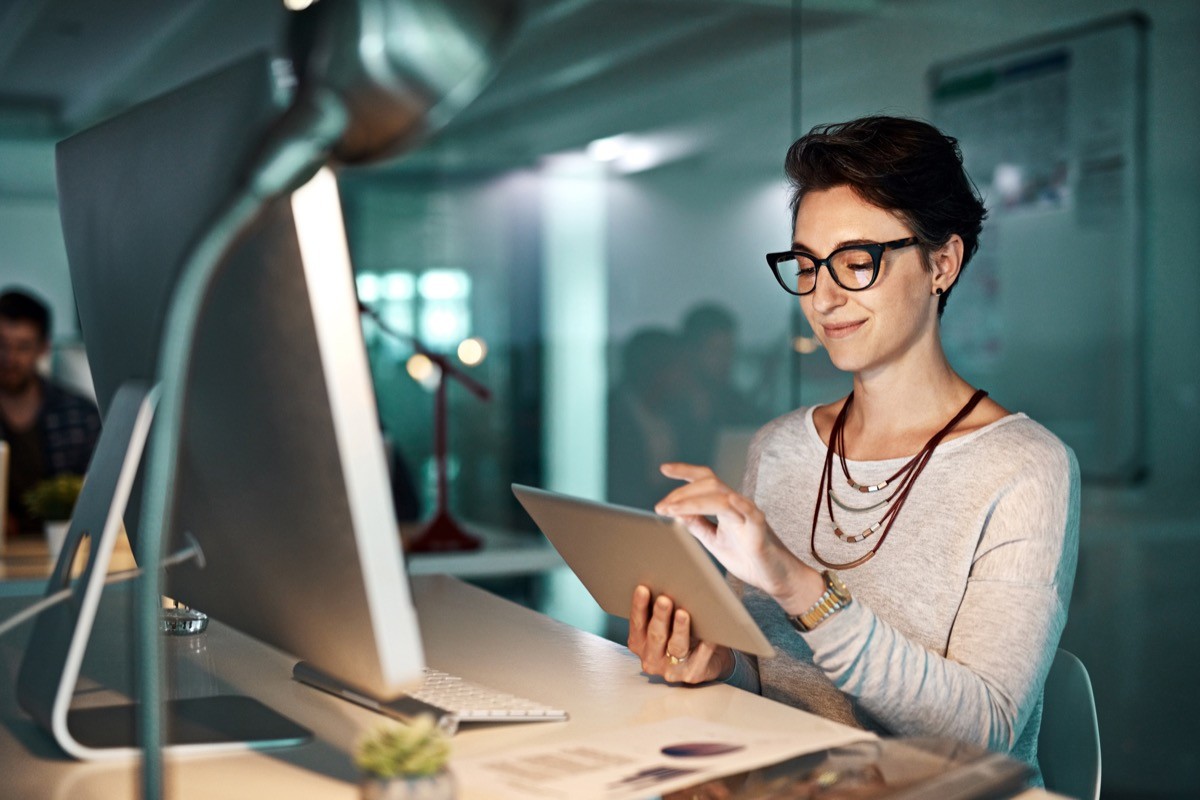 Benessere in ufficio: 7 cose da fare se si lavora tutto il giorno alla ...