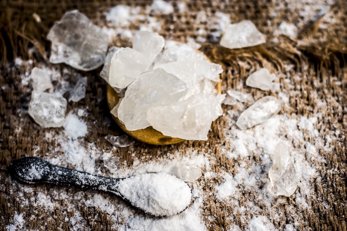 Allume di rocca: cos'è, a cosa serve, utilizzo - Benessereblog