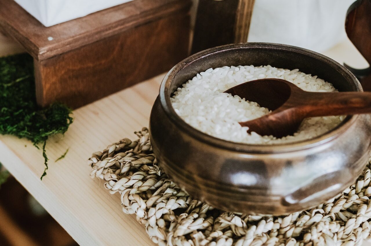 Acqua di riso fermentata: a cosa serve come farla - Benessereblog