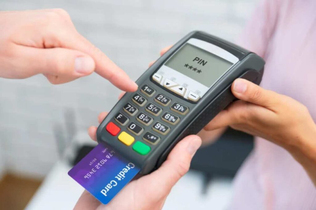 Perché chi paga con il bancomat spende molto di più: cosa sta ...